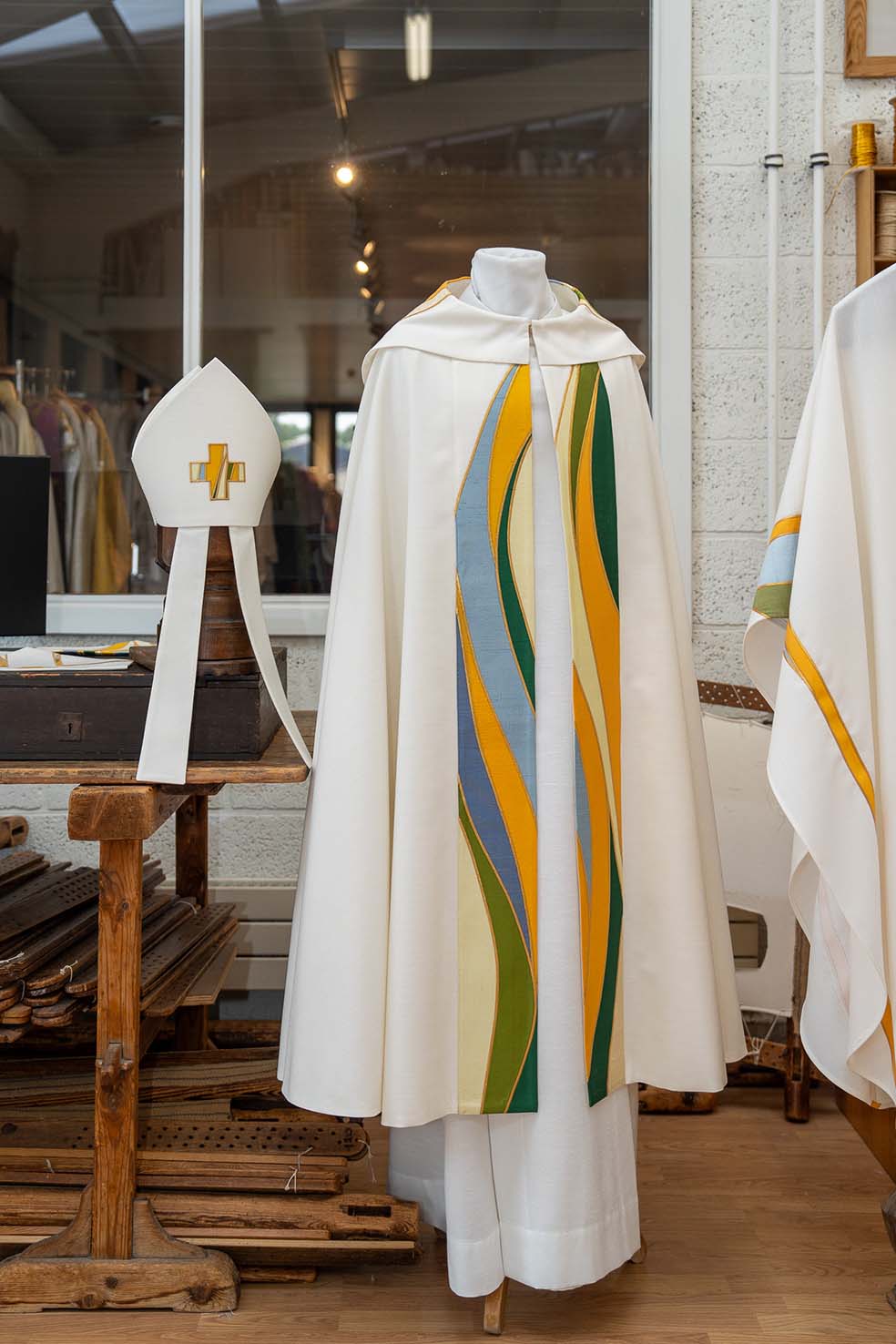 Dit Brugse atelier maakte de kleren van de paus voor de viering in ...