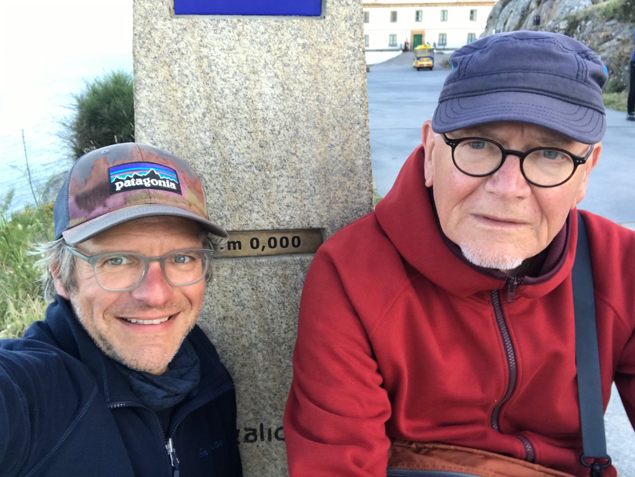 Zoon van 50 en trotse vader vieren Camino in Finisterre | Otheo