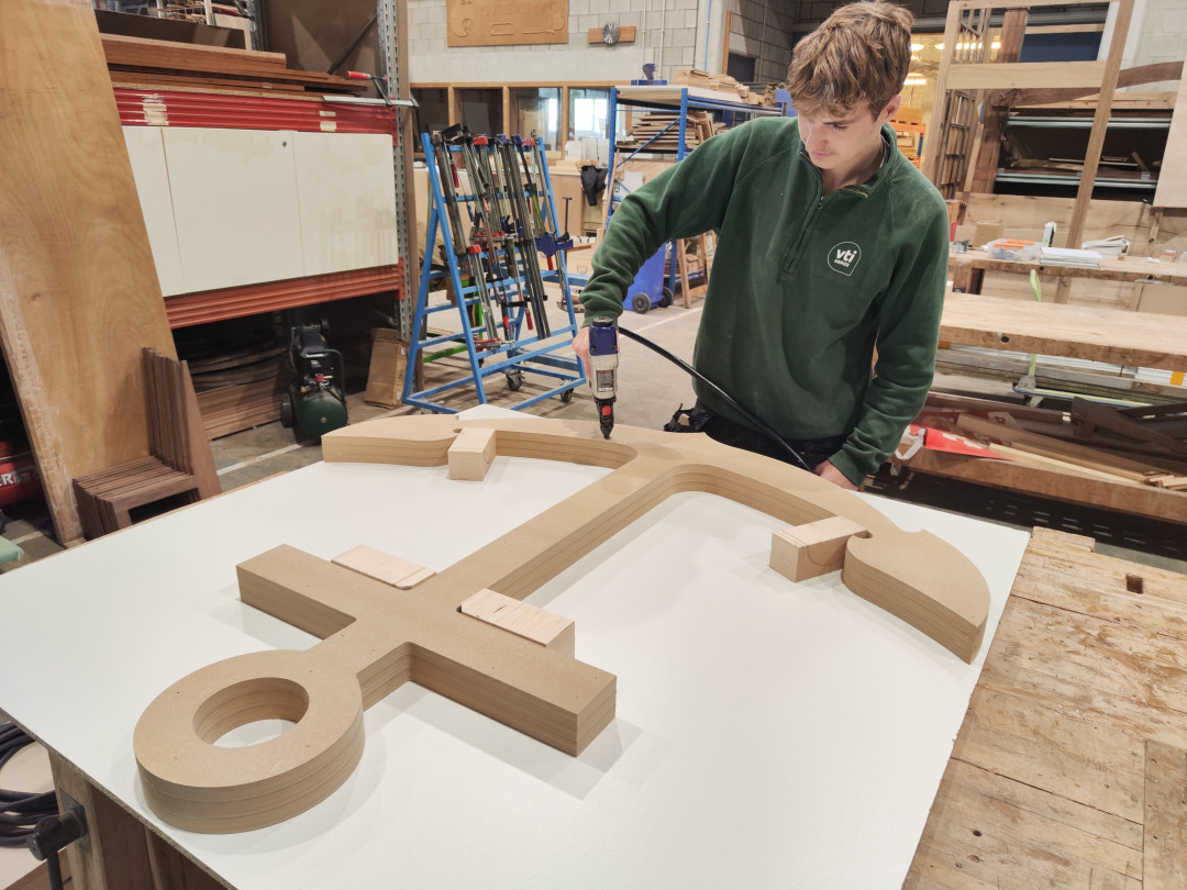 Leerlingen VTI Deinze maken houten ankers voor ‘estafette van hoop’ | Otheo