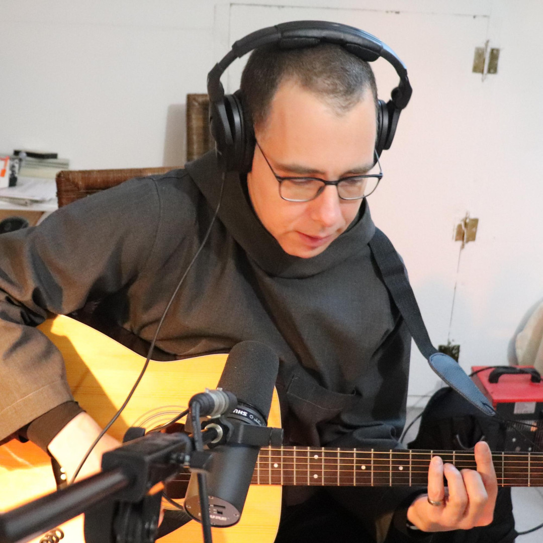 Getijdengebed met gitaar? Benedictijn Thomas Quartier is op dreef | Otheo